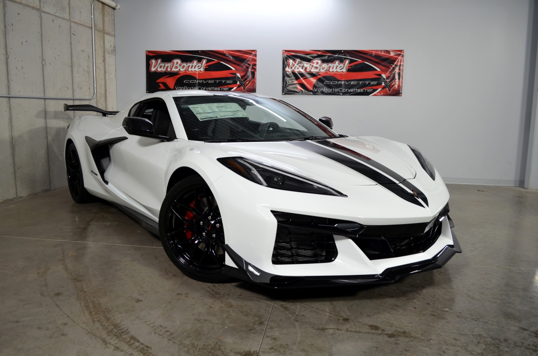 V12390 2026 Corvette Z06 Coupe Arctic White - Van Bortel Corvette